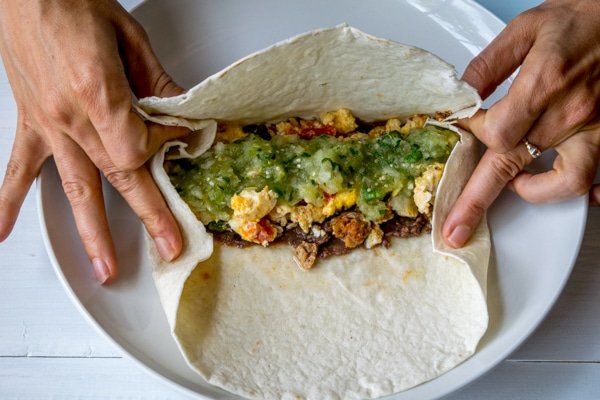 How To Fold a Burrito (Complete Guide) - howtothings.net