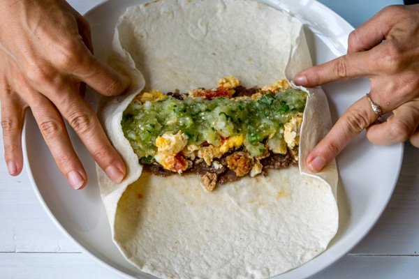 How To Fold a Burrito (Complete Guide) - howtothings.net